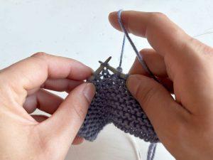 Stricken lernen: rechte und linke Maschen stricken