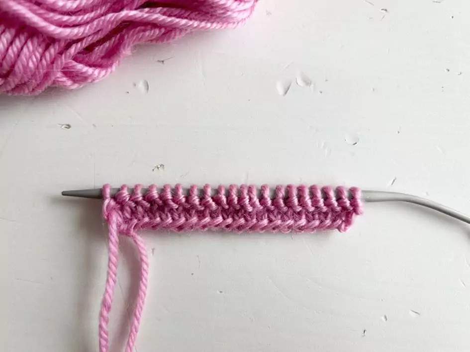 Stricken lernen: rechte und linke Maschen stricken