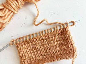 Stricken lernen: rechte und linke Maschen stricken